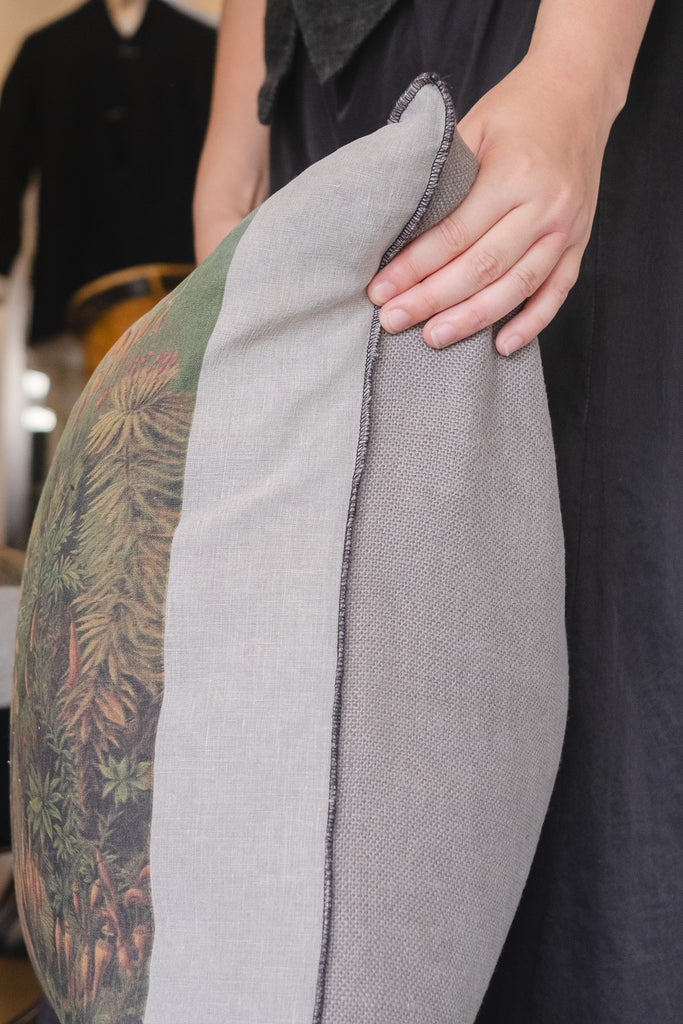 CUSHLINHAE90 Haeckel Muscinae Collection Linen Cushion – E.S.S